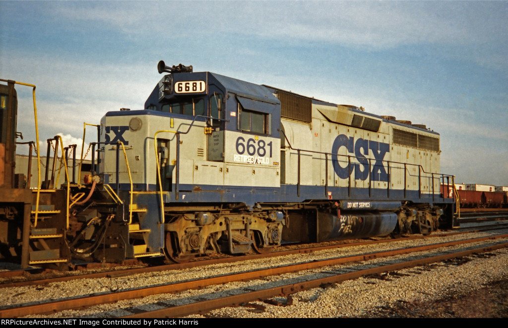 CSX 6681 GP40 sitting in the PAL Oak Street Yard while on its way to VMV Louisville Summer 1994